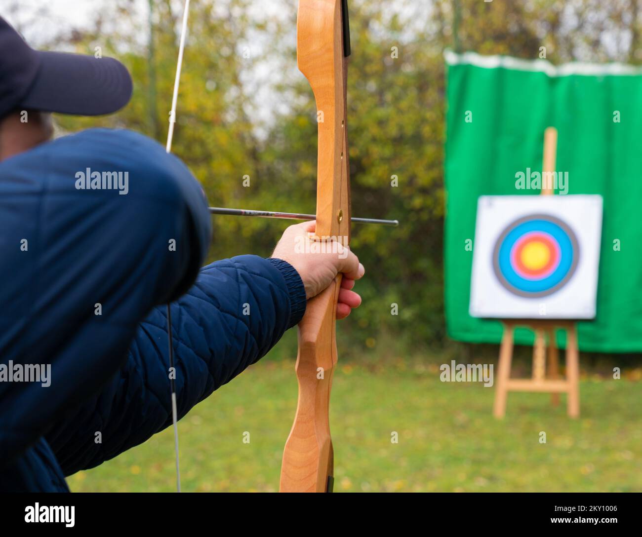 Shoulder bow hi-res stock photography and images - Alamy