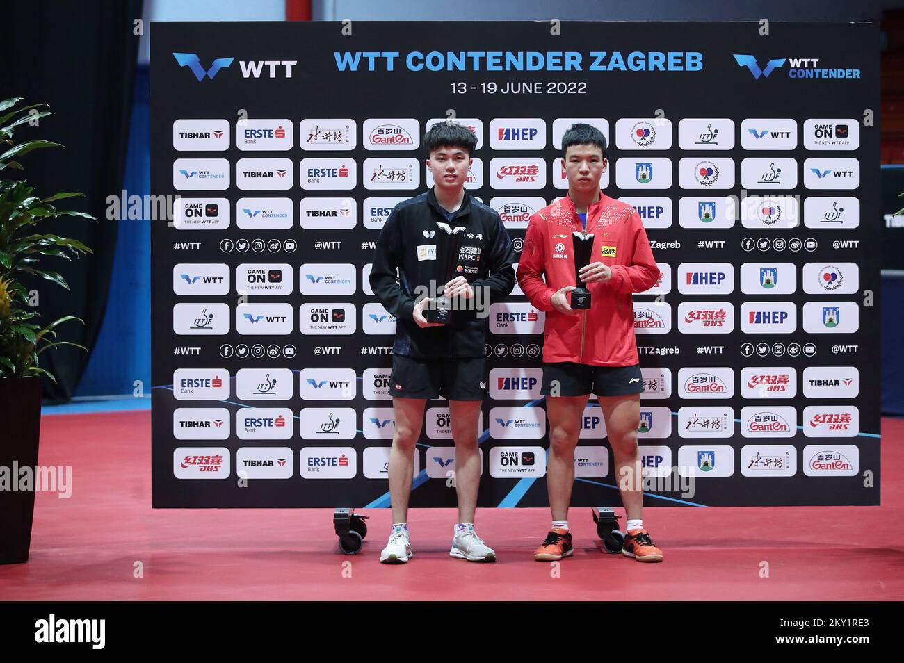 Winner Yun-Ju Lin of Taiwan and 2nd place Peng Xiang of China pose with ...