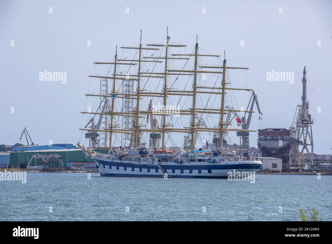 Square rigged sailing ship hi-res stock photography and images - Alamy