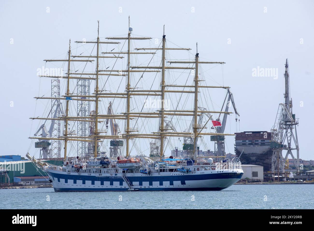 Square rigged sailing ship hi-res stock photography and images - Alamy