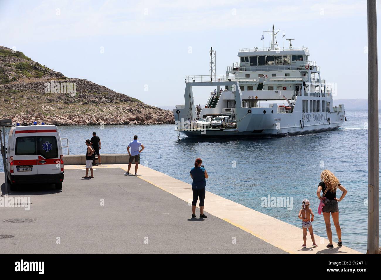 The Rabska plovidba ferry "Cetiri zvonika" with tourists docks in the ...