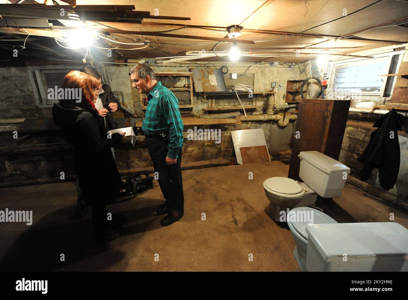 New York, N.Y., Dec. 1, 2012 CNN reporter Susan Candiotti, left, talks ...