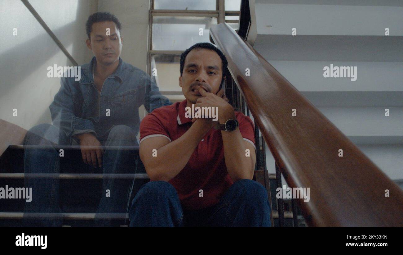 LEONOR WILL NEVER DIE, (aka ANG PAGBABALIK NG KWAGO), from left: Anthony Falcon, Bong Cabrera ...