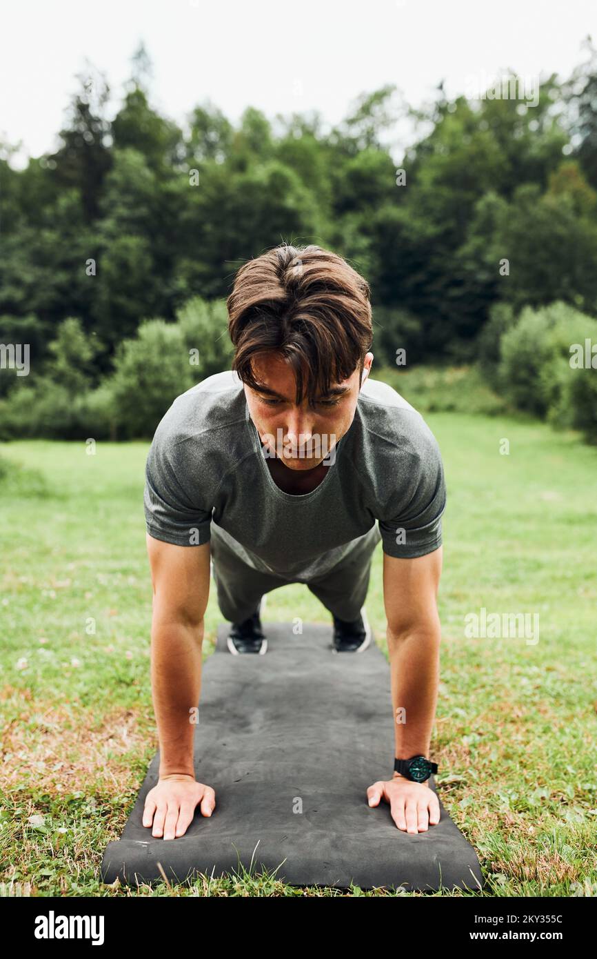 Teenager push ups hi-res stock photography and images - Alamy