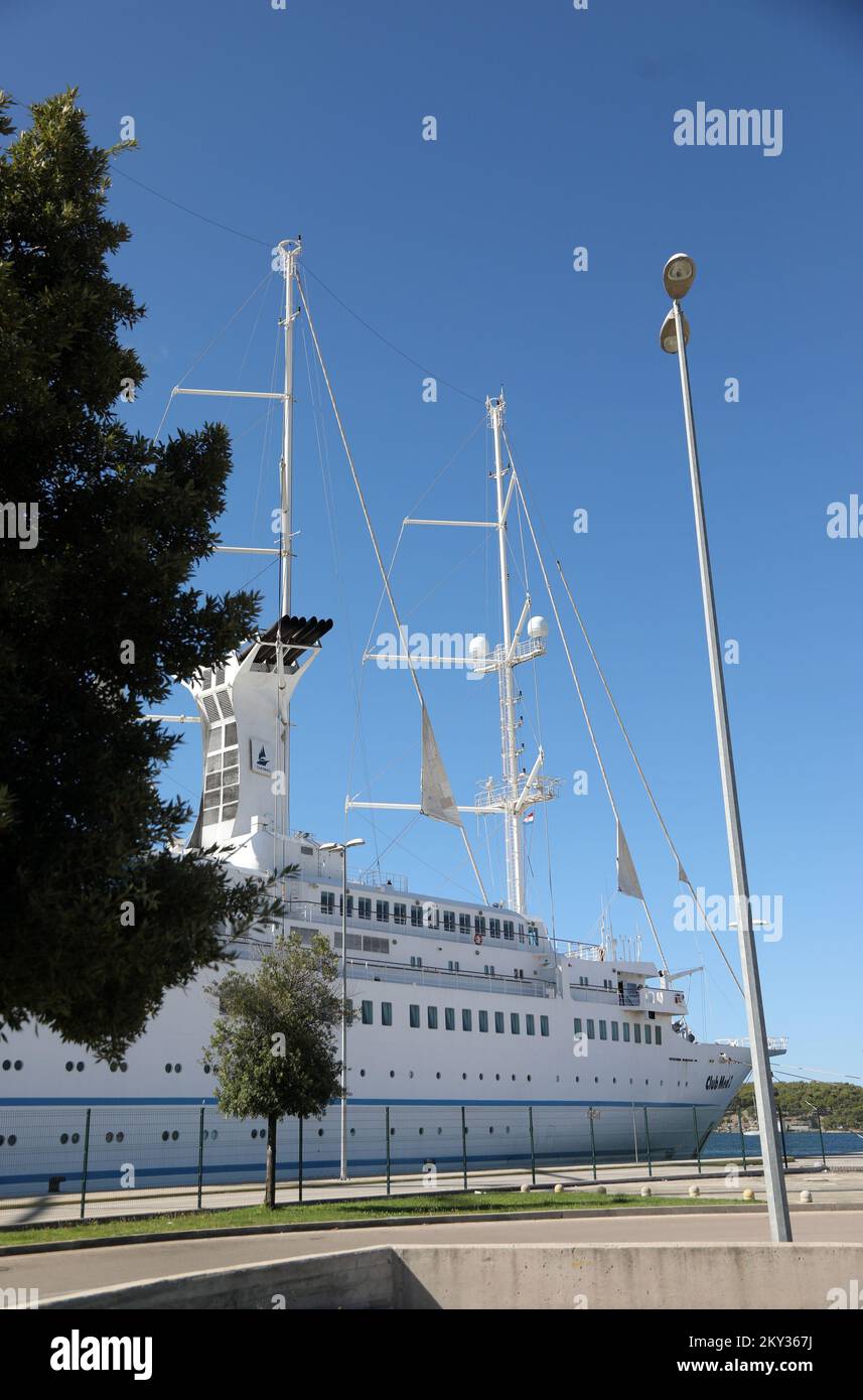 The sailing boat and cruise ship "Club Med 2" arrived in the port of ...