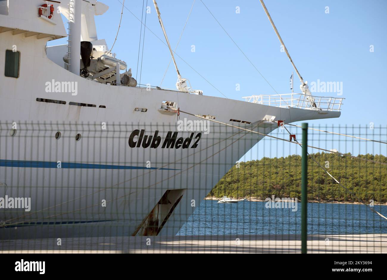The sailing boat and cruise ship "Club Med 2" arrived in the port of ...