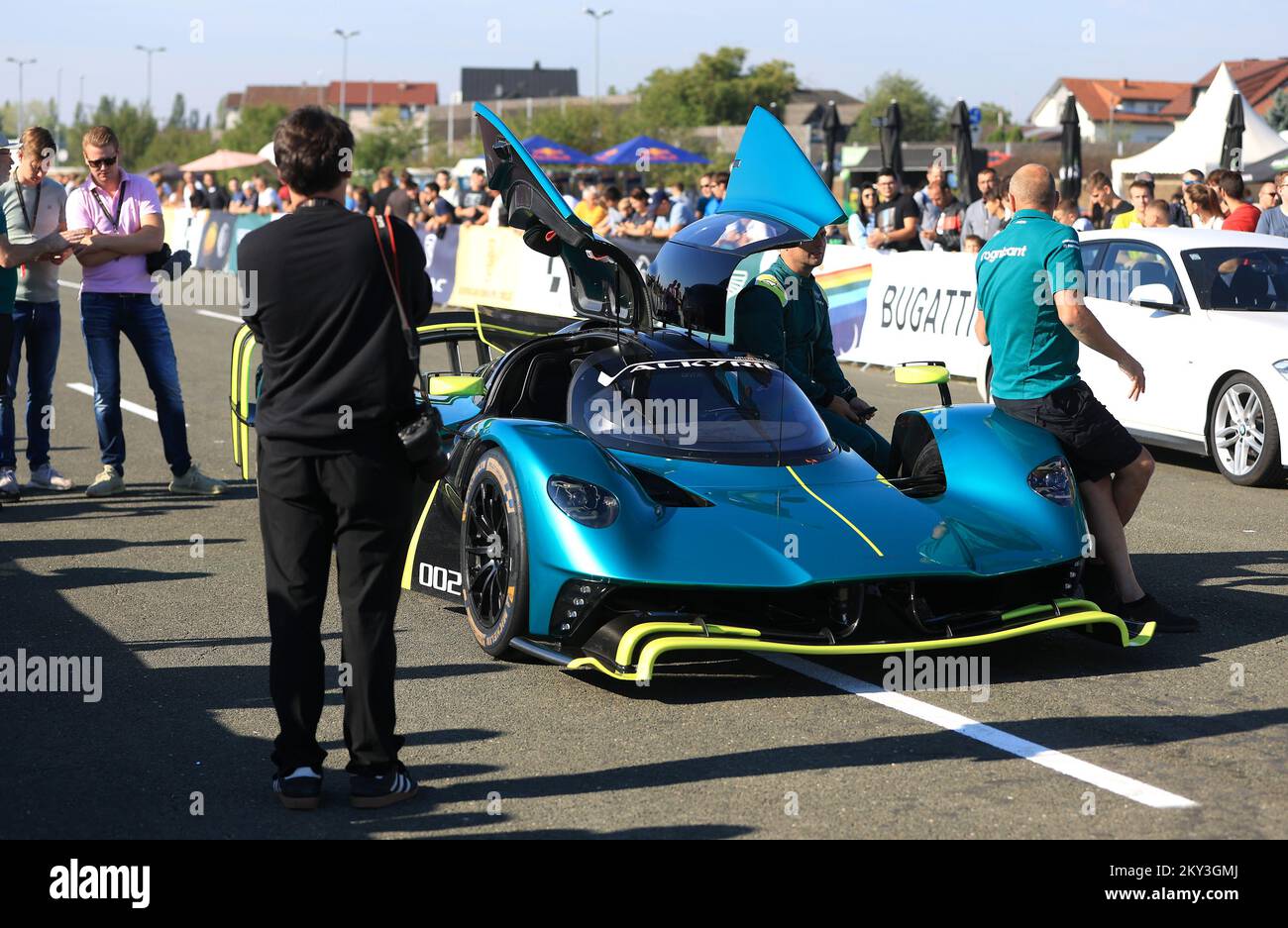 Demonstrations of the speed and power of the cars of the participants ...