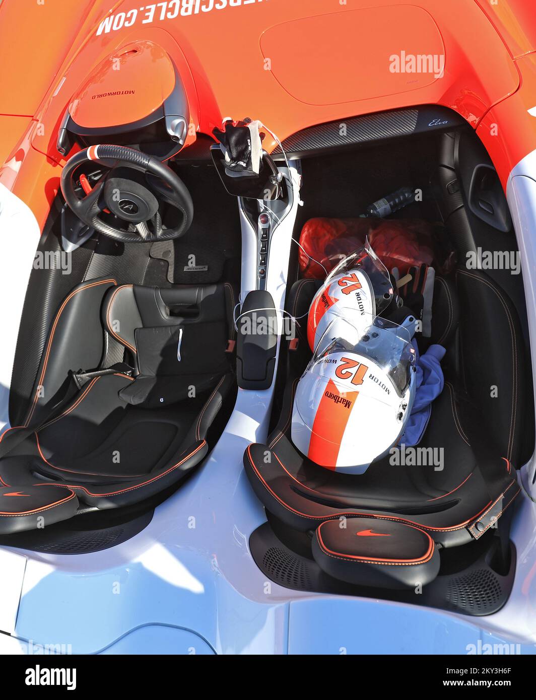 Demonstrations of the speed and power of the cars of the participants ...