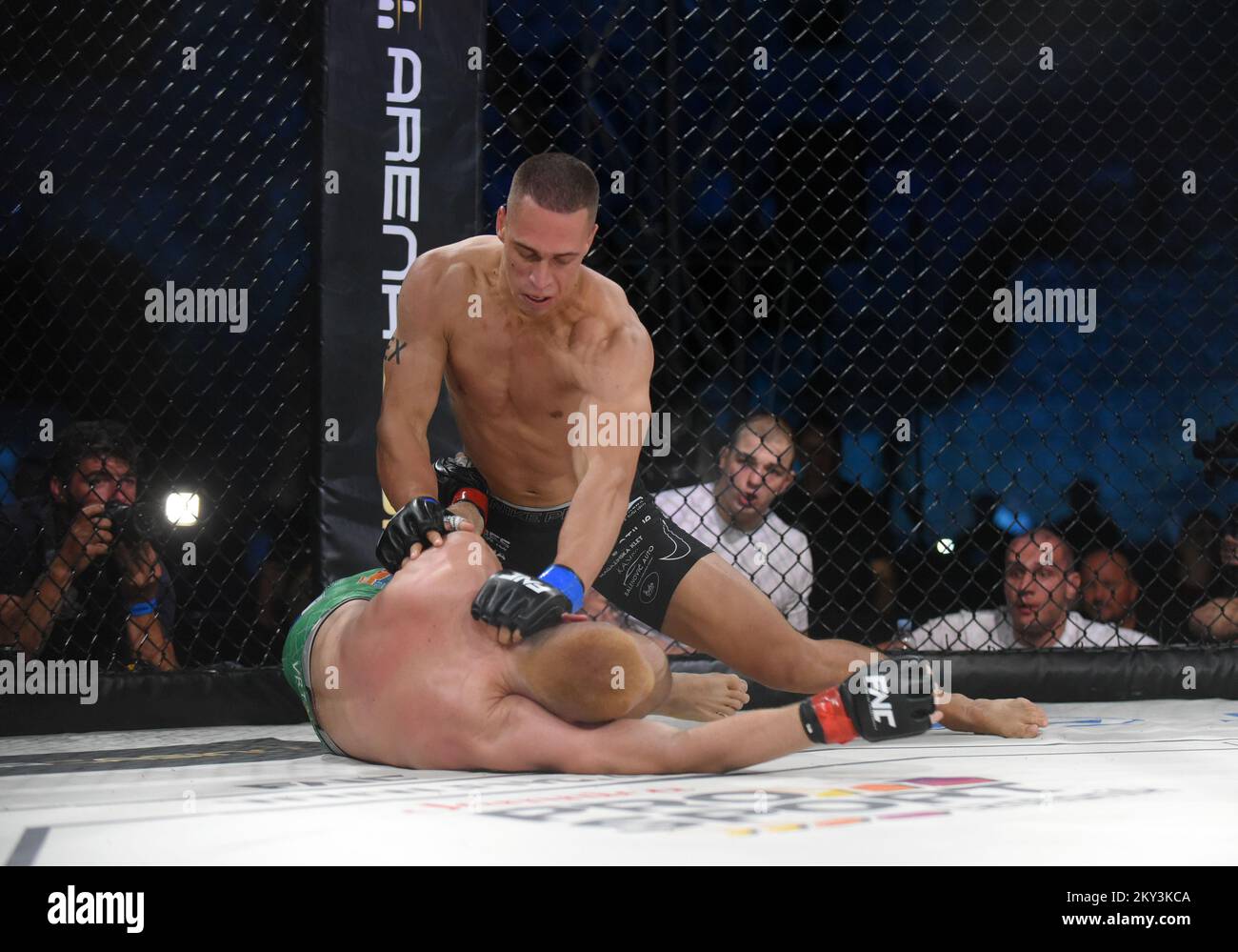 Djani Barbir fights against Andi Vrtacic during Fight Nation ...