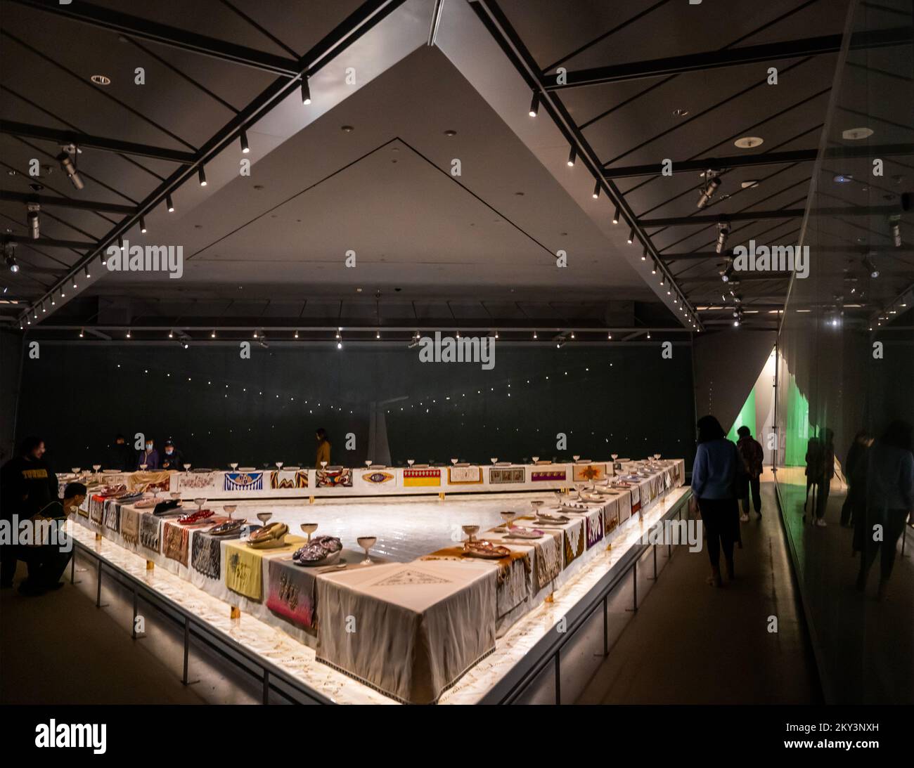 Judy chicago dinner party hi-res stock photography and images - Alamy