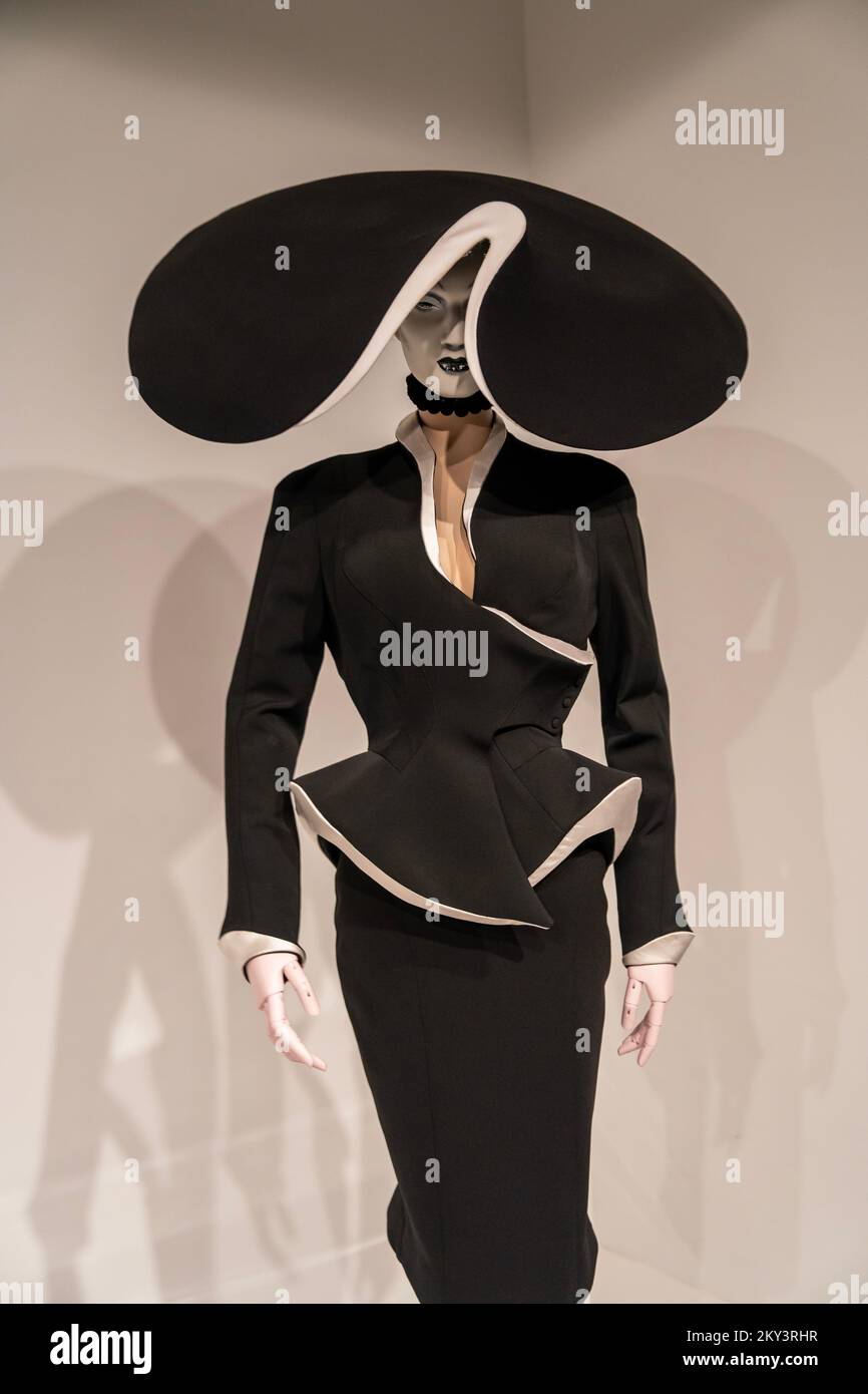 Thierry Mugler couturissime show at the Brooklyn Museum of Art in ...