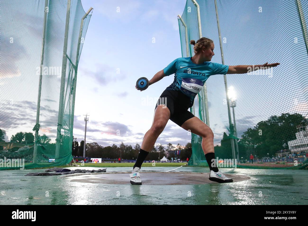 Womans discus hi-res stock photography and images - Alamy