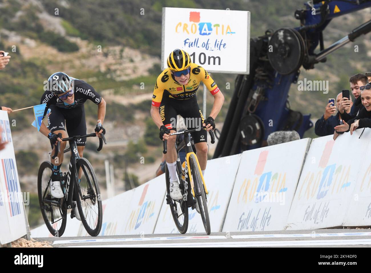Jonas Vingegaard and Oscar Onley near the finish line during the third ...
