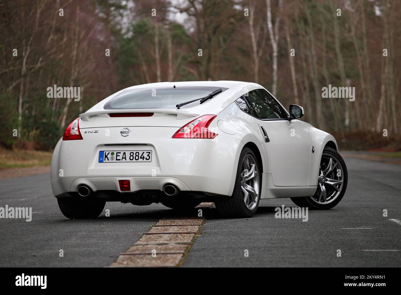 The new Nissan 370Z cult japanese sports coupé has its roots in 1969 ...