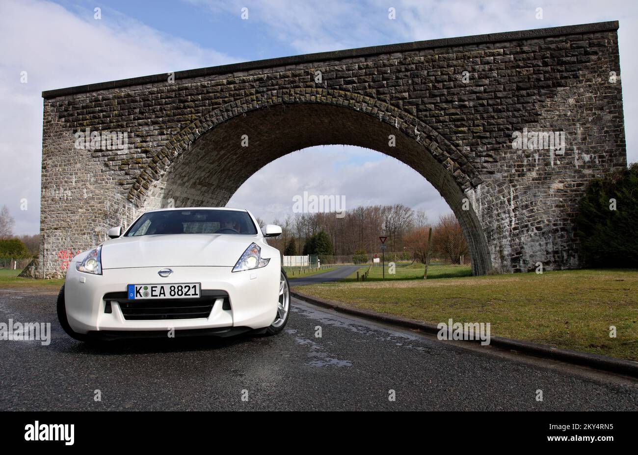 The new Nissan 370Z cult japanese sports coupé has its roots in 1969 ...