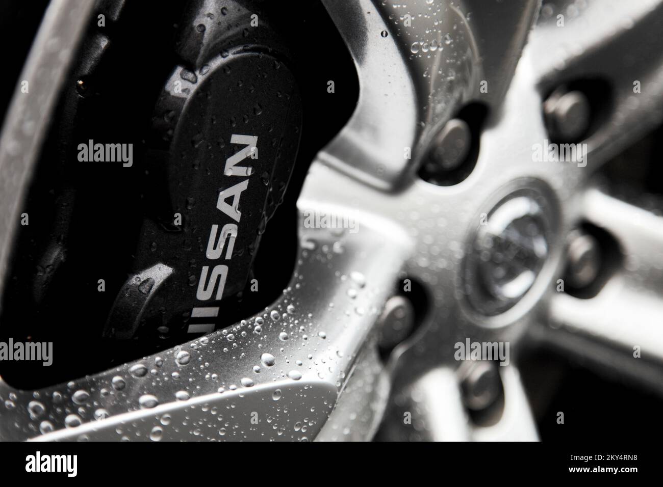 The new Nissan 370Z cult japanese sports coupé has its roots in 1969 ...