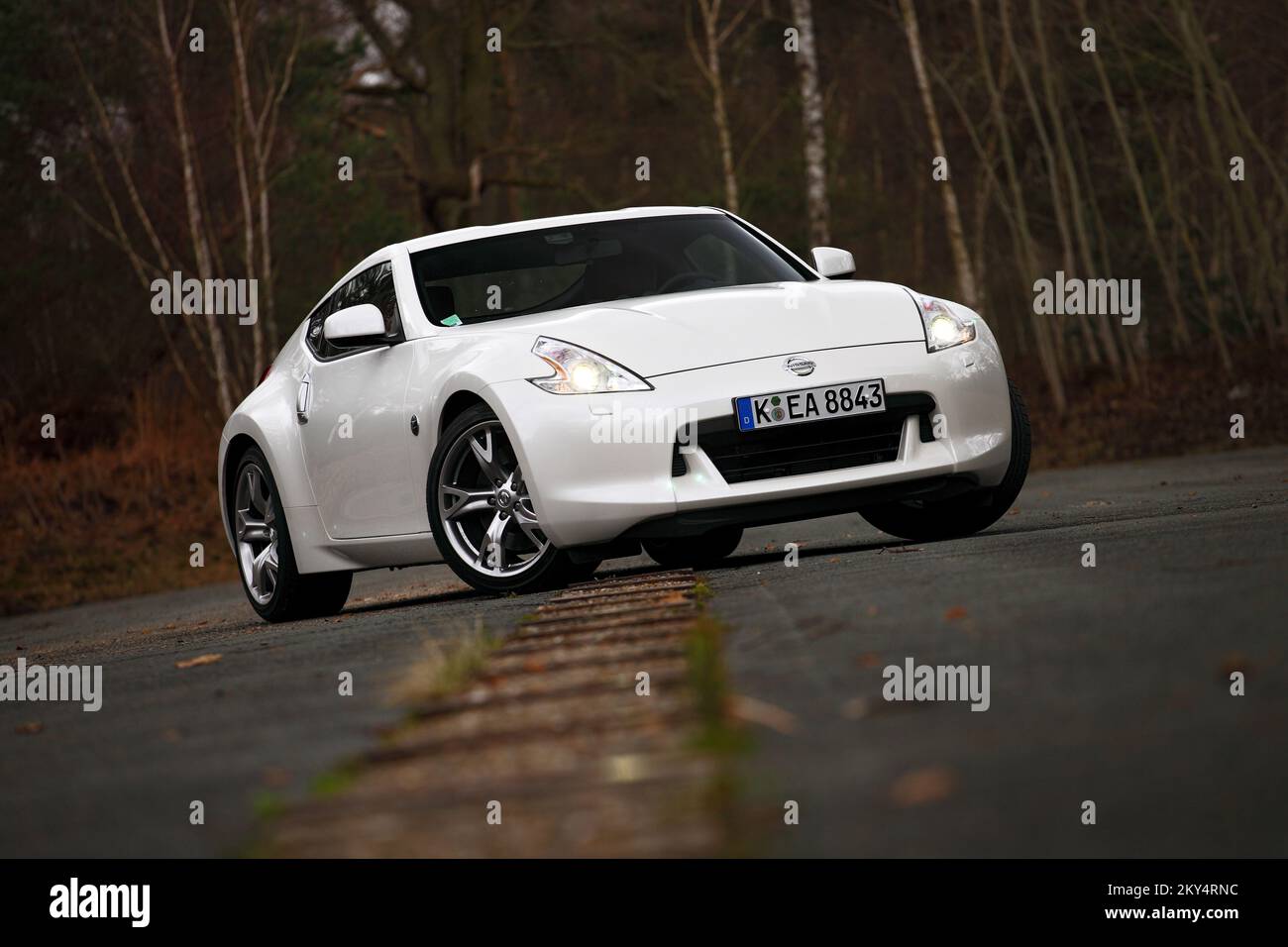 The new Nissan 370Z cult japanese sports coupé has its roots in 1969 ...