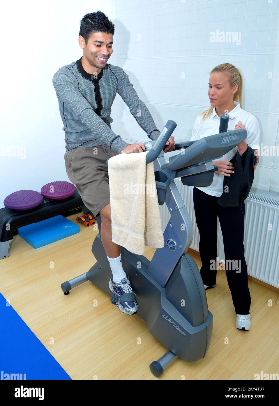 Arsenal's Eduardo da Silva during physiotherapy from his injury ...
