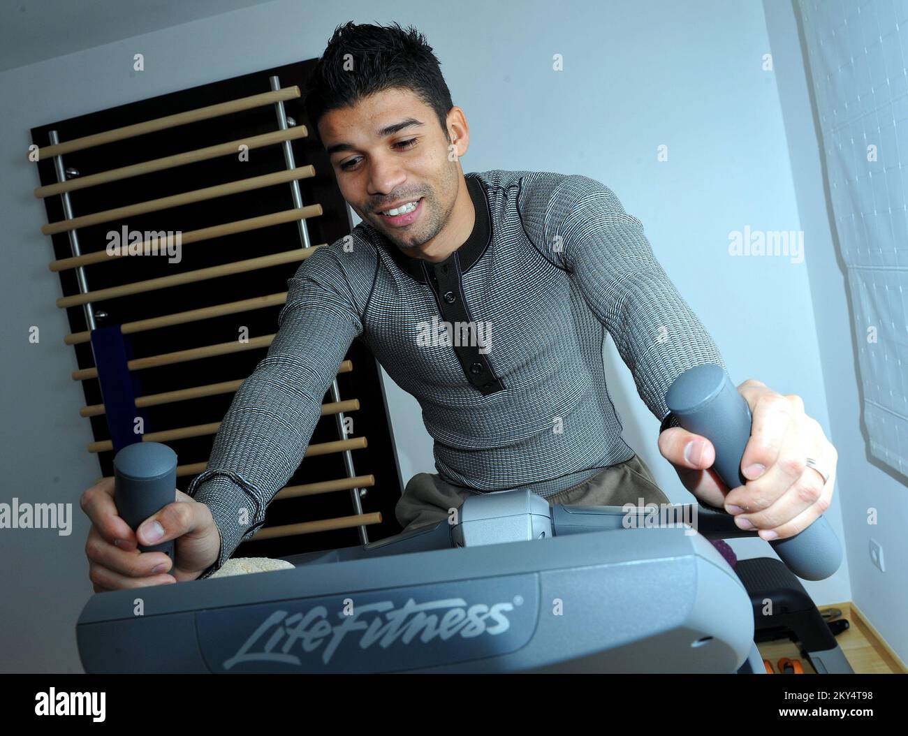 Arsenal's Eduardo da Silva during physiotherapy from his injury ...