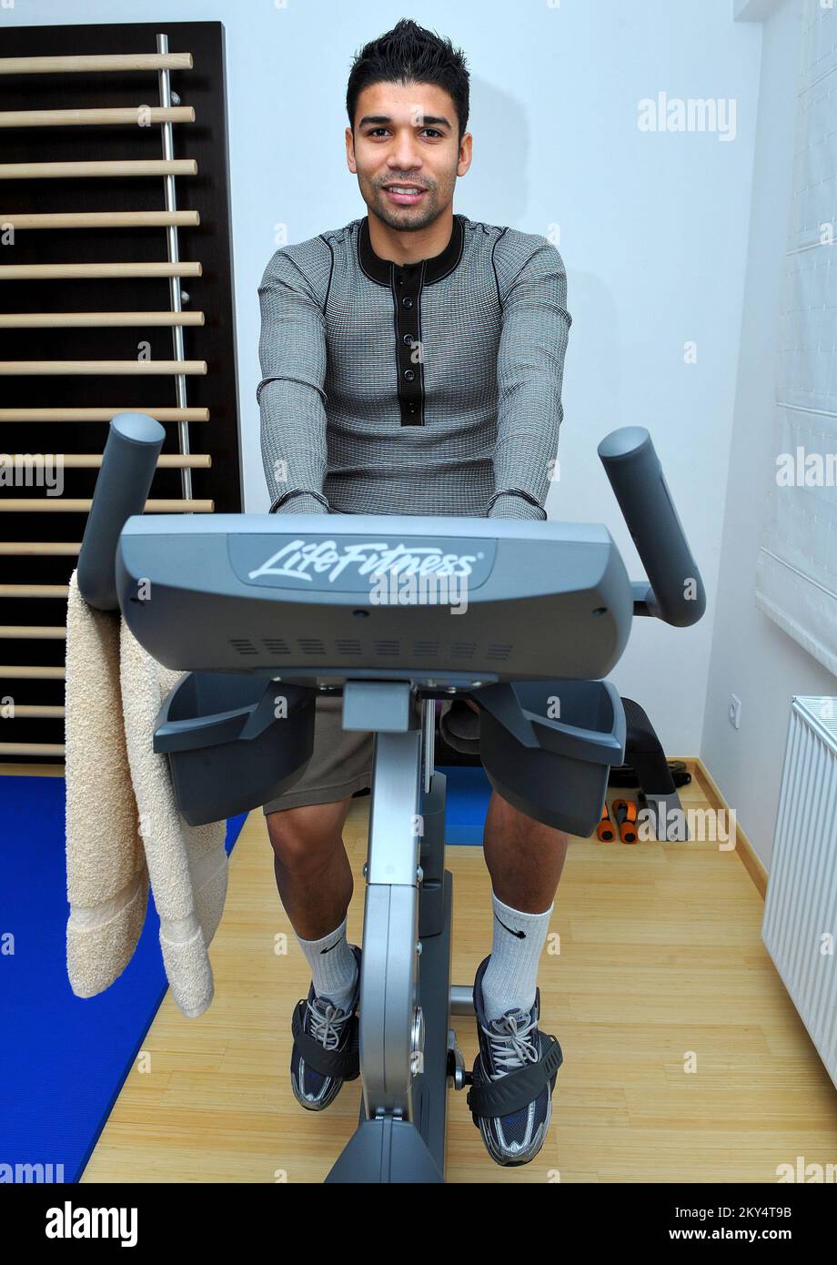 Arsenal's Eduardo da Silva during physiotherapy from his injury ...
