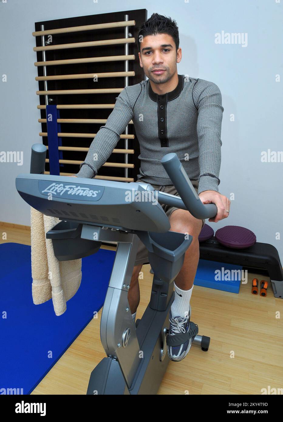 Arsenal's Eduardo da Silva during physiotherapy from his injury ...