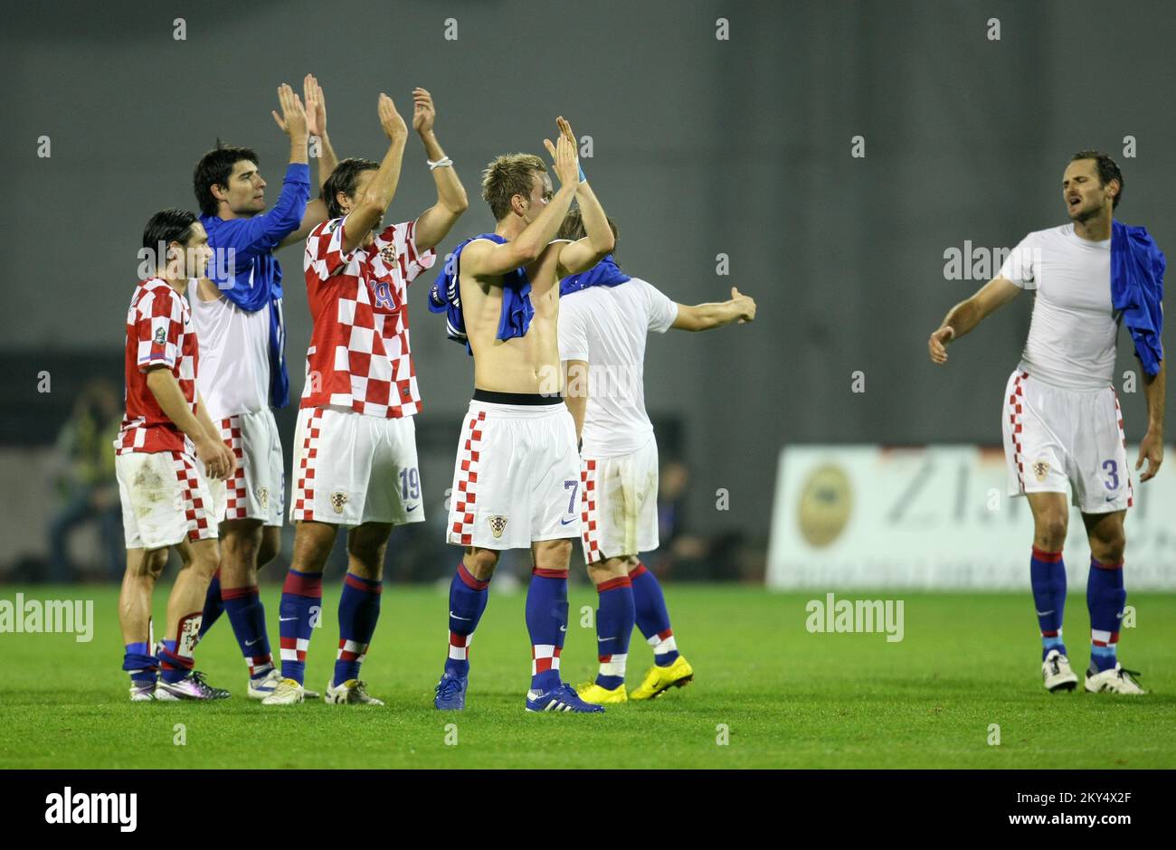 Football full length applaud hi-res stock photography and images - Alamy