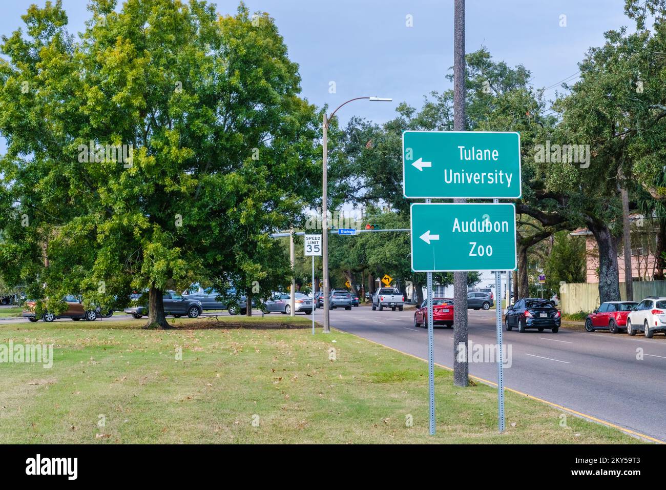 NEW ORLEANS, LA, USA - NOVEMBER 21, 2022: Traffic at the intersection ...