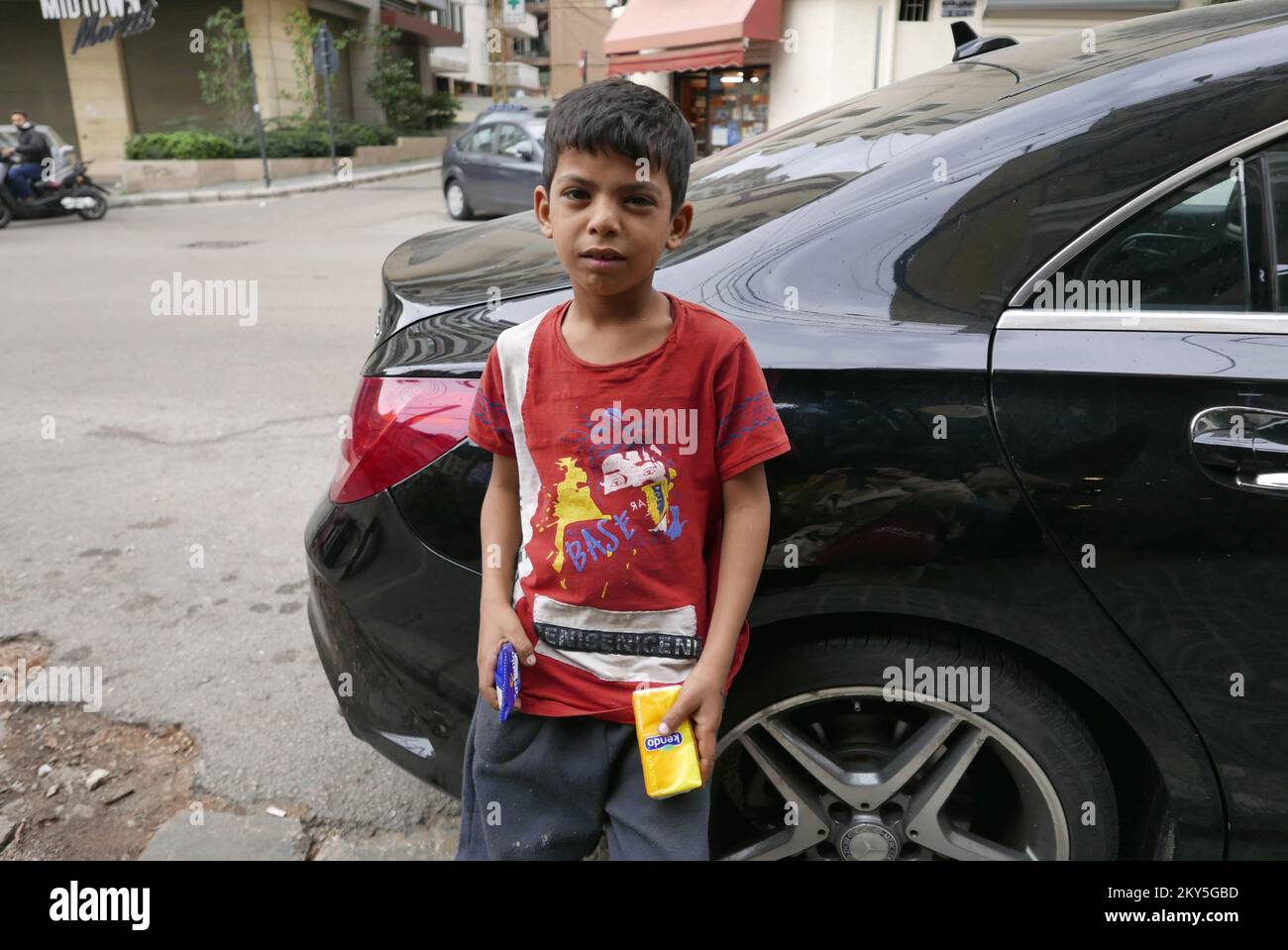 Syrian refugee child begs hi-res stock photography and images - Alamy