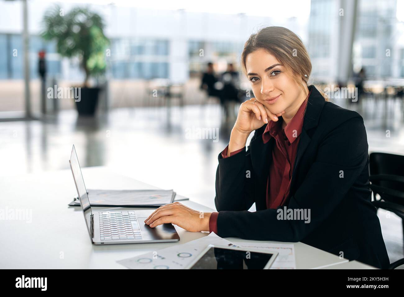 Photo successful gorgeous girl hi-res stock photography and images - Alamy