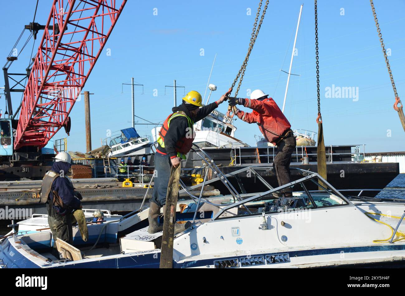 Crane ride hi-res stock photography and images - Alamy
