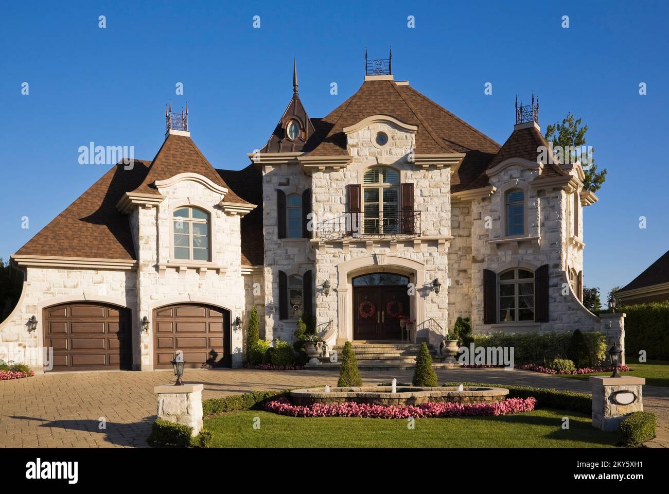 Two story home garage hi-res stock photography and images - Alamy
