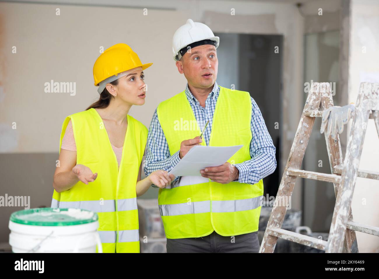 Man and woman engineer hi-res stock photography and images - Alamy
