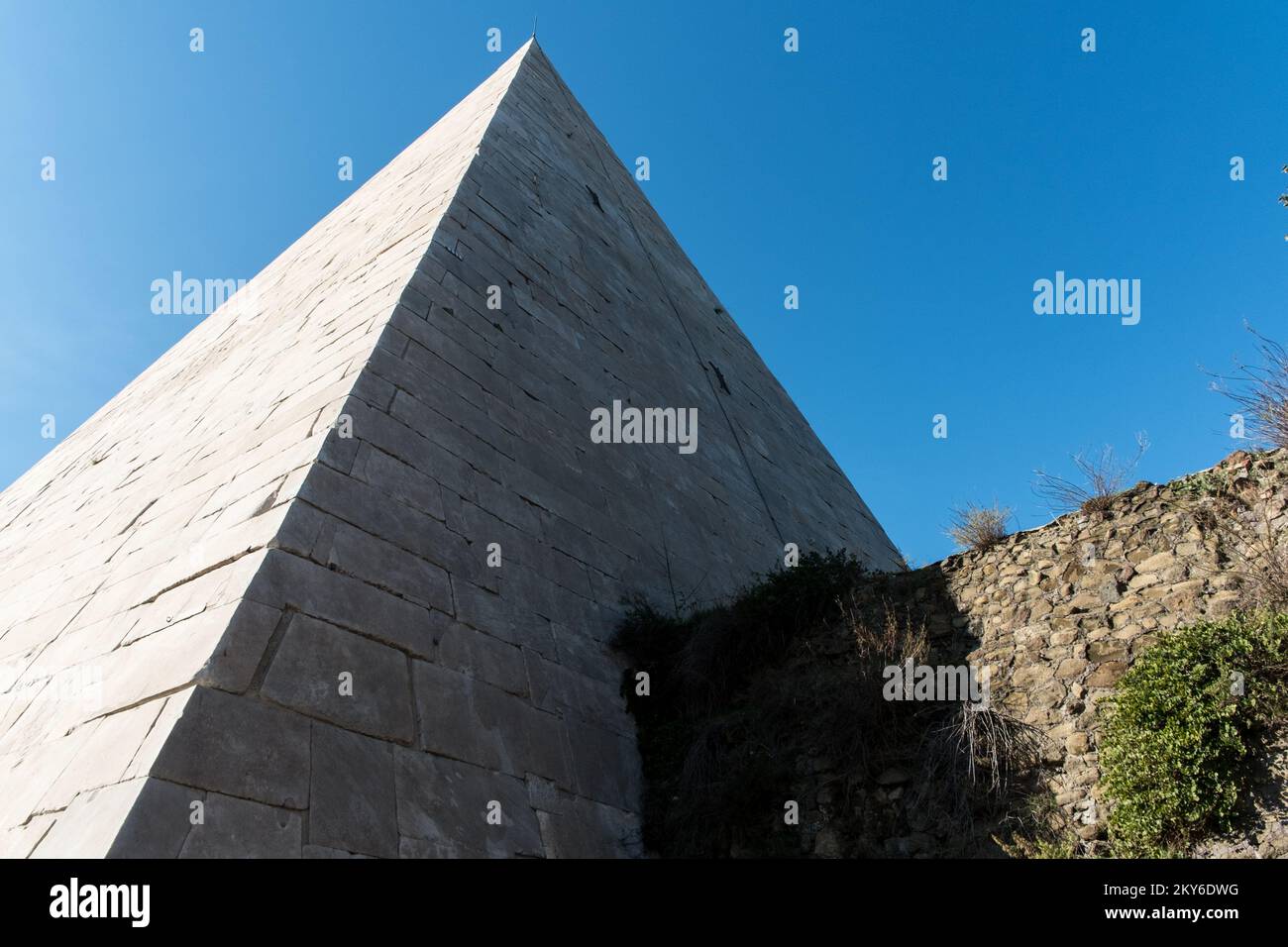 A detail of the Pyramid of Cestius (Piramide Cestia) in Rome, a 2,000 ...