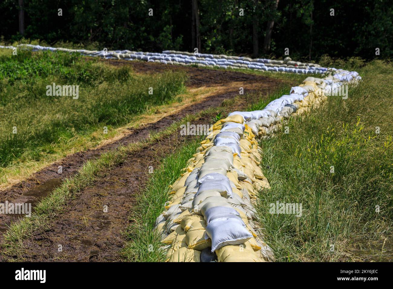 Sandbags soil hi-res stock photography and images - Alamy