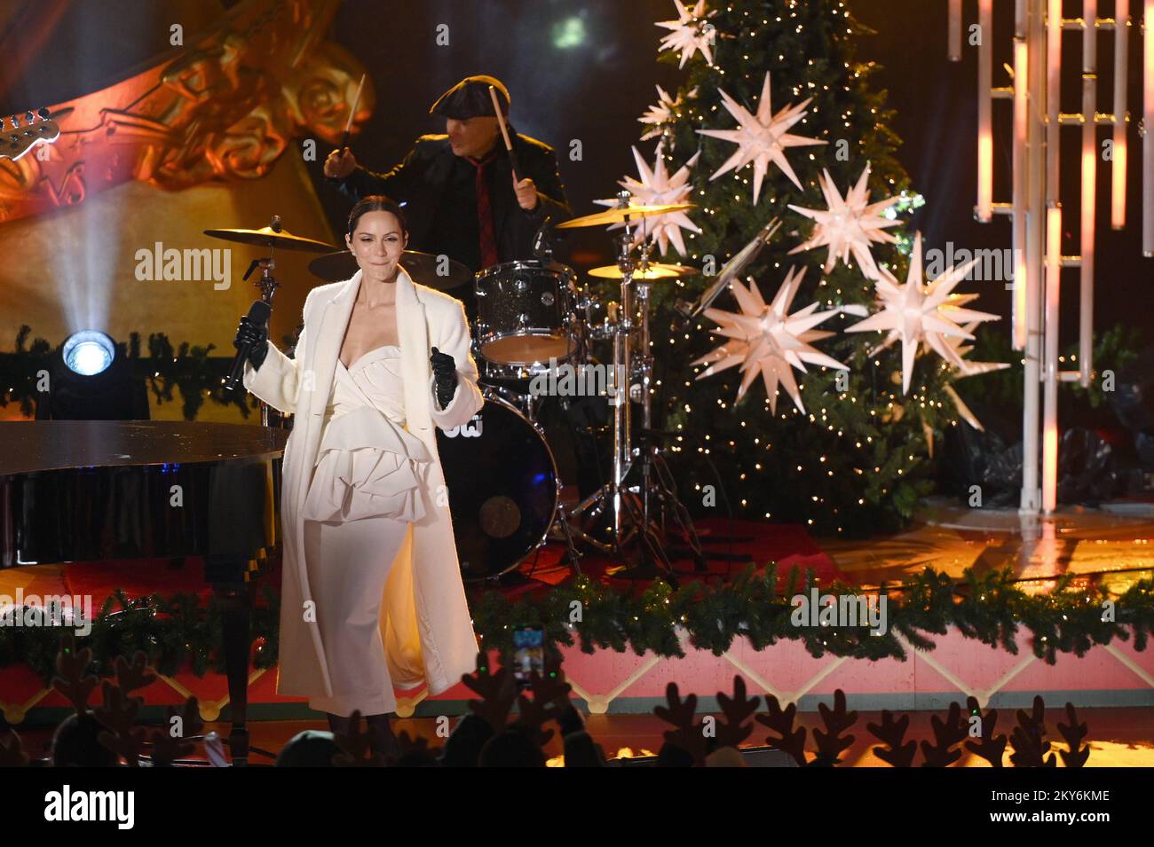 Rockefeller center new york 2022 tree hi-res stock photography and ...