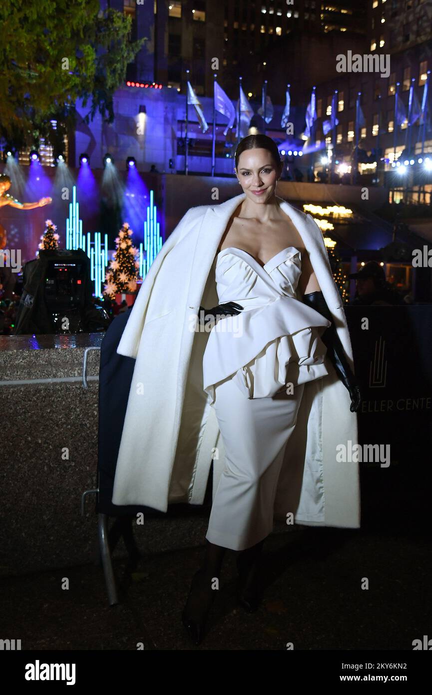 Rockefeller center new york 2022 tree hi-res stock photography and ...