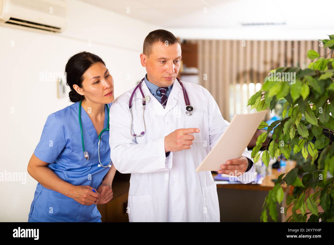 Two fellow doctors discussing of clinical diagnosis of patient Stock ...