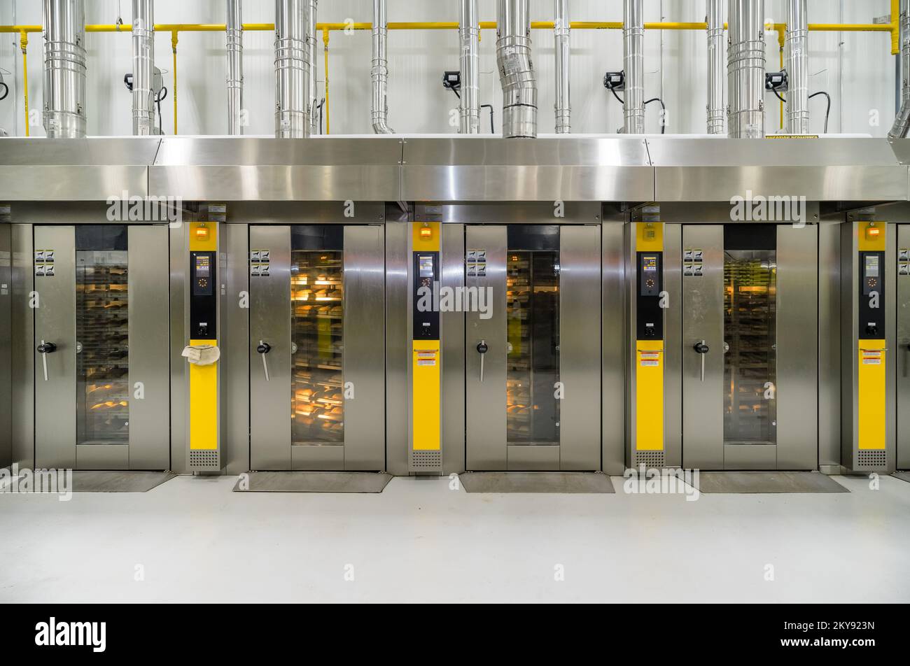 Commercial bread making industrial bakery hi-res stock photography and images - Alamy