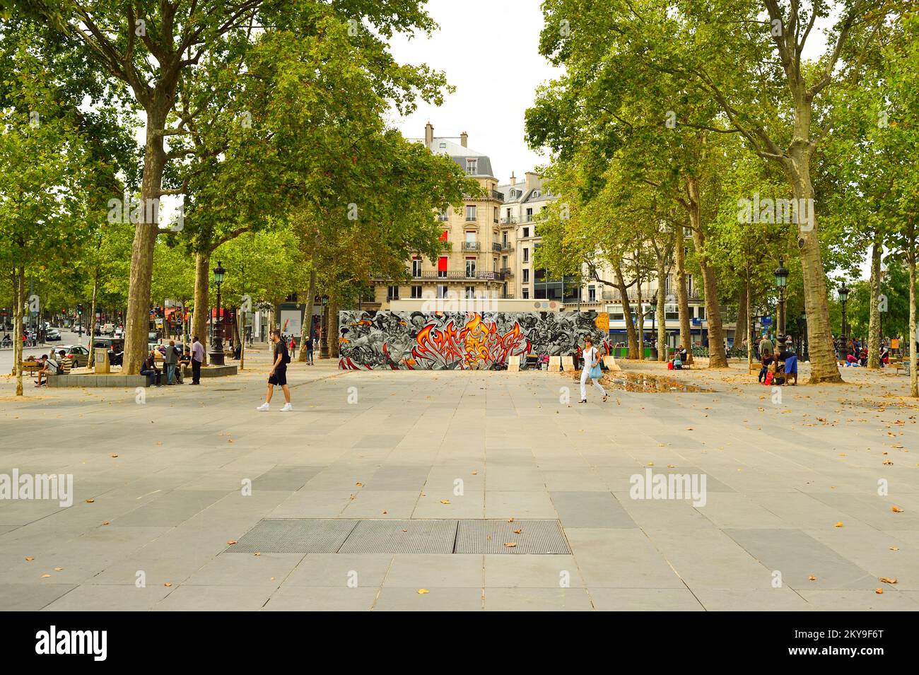 PARIS, FRANCE - AUGUST 09, 2015: streets of Paris. Paris, aka City of ...