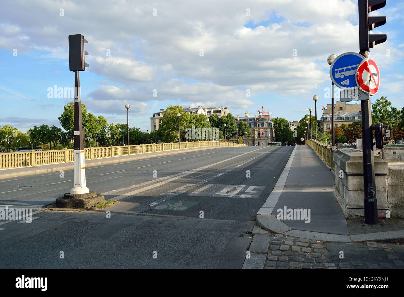 France traffic signal light hi-res stock photography and images - Alamy