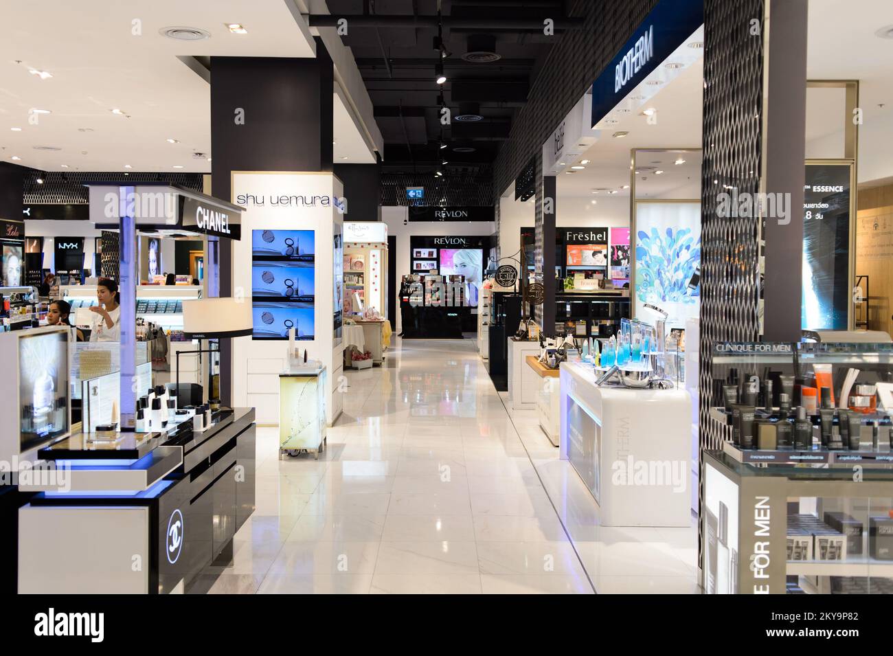 BANGKOK, THAILAND - JUNE 20, 2015: shopping center interior. Shopping ...