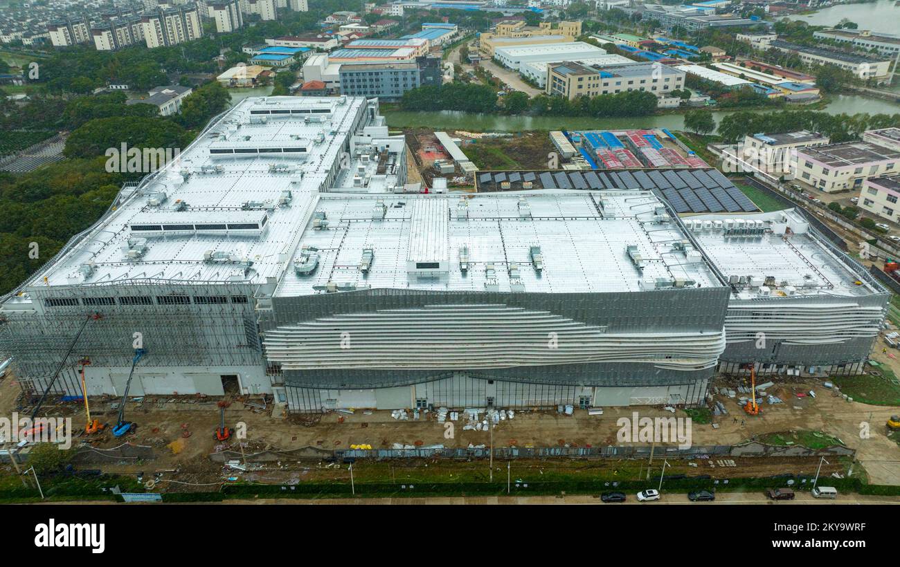 SUZHOU, CHINA - NOVEMBER 30, 2022 - Workers decorate the facade of ...