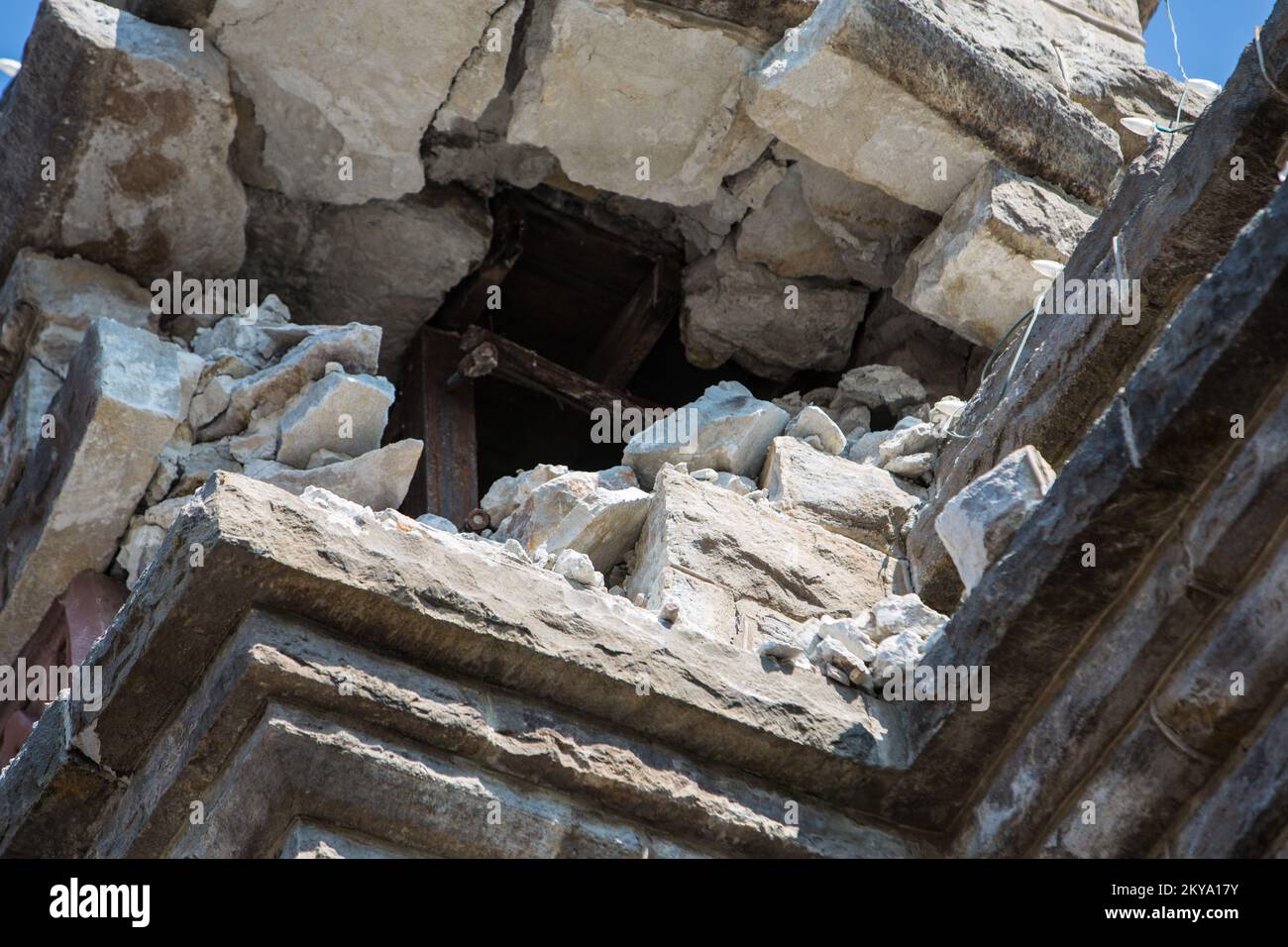 Napa, CA, September 9, 2014 ; Earthquake damage to the parapet of the ...