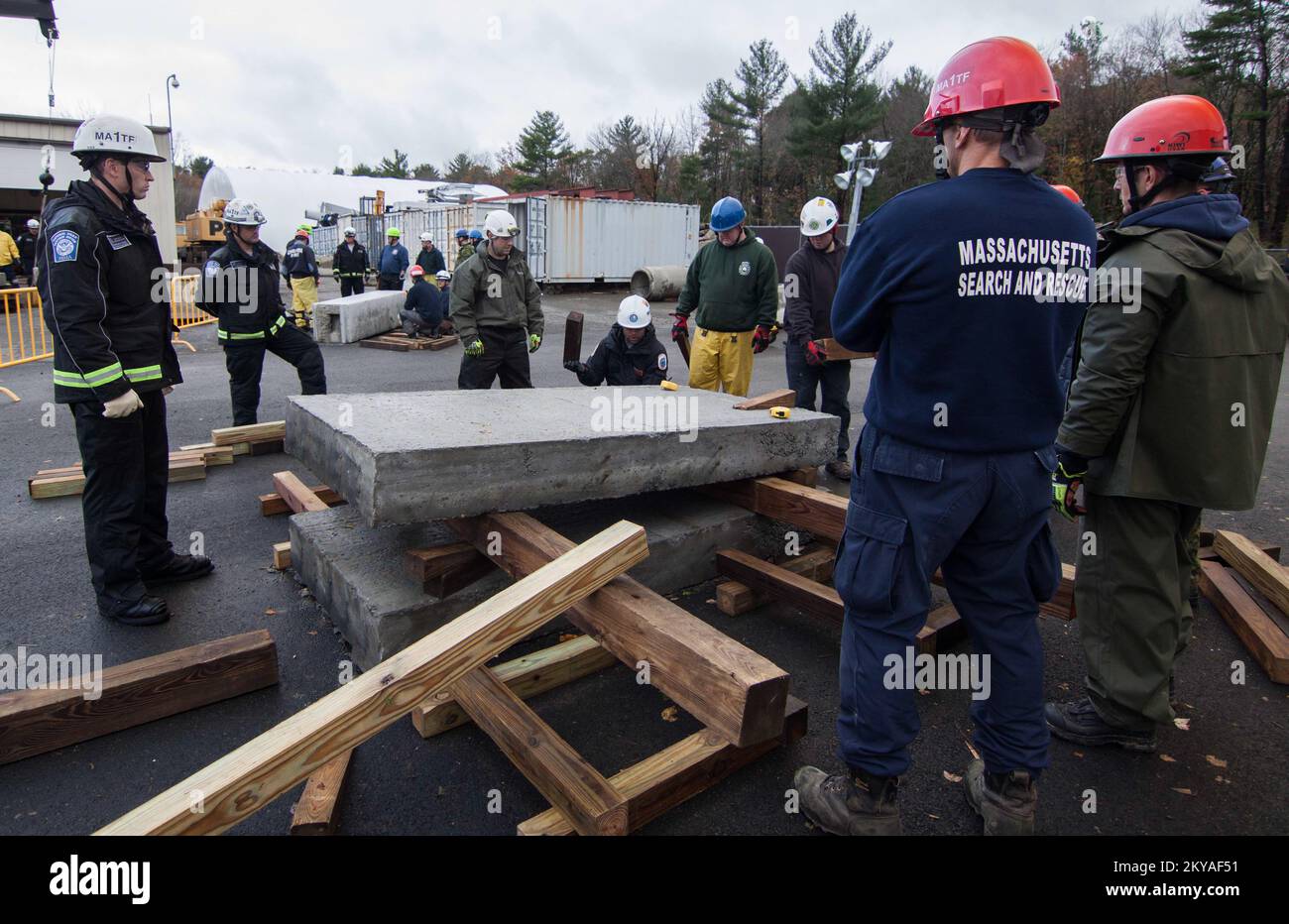 Structural collapse rescue training course hi-res stock photography and ...