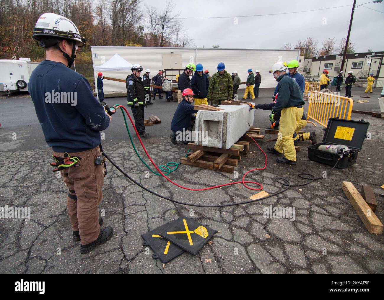 Structural collapse hi-res stock photography and images - Alamy