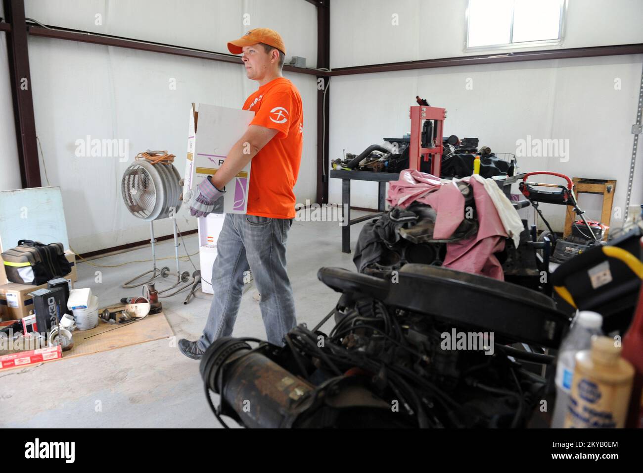Garage cleanup hi-res stock photography and images - Alamy