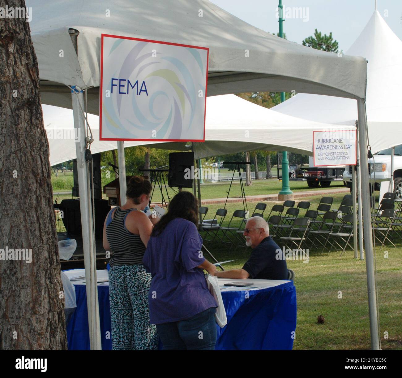 Lake Charles, LA., Set. 26, 2015 - Visitors read FEMA and disaster ...