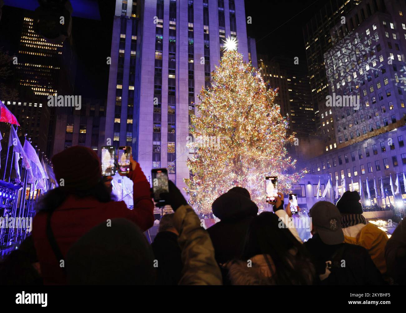 Rockefeller center new york 2022 tree hi-res stock photography and ...