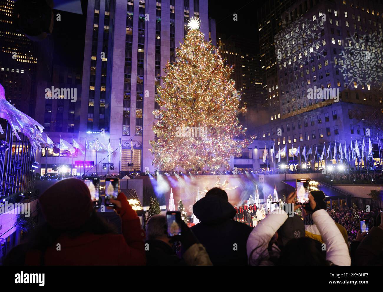 Rockefeller center new york 2022 tree hi-res stock photography and ...