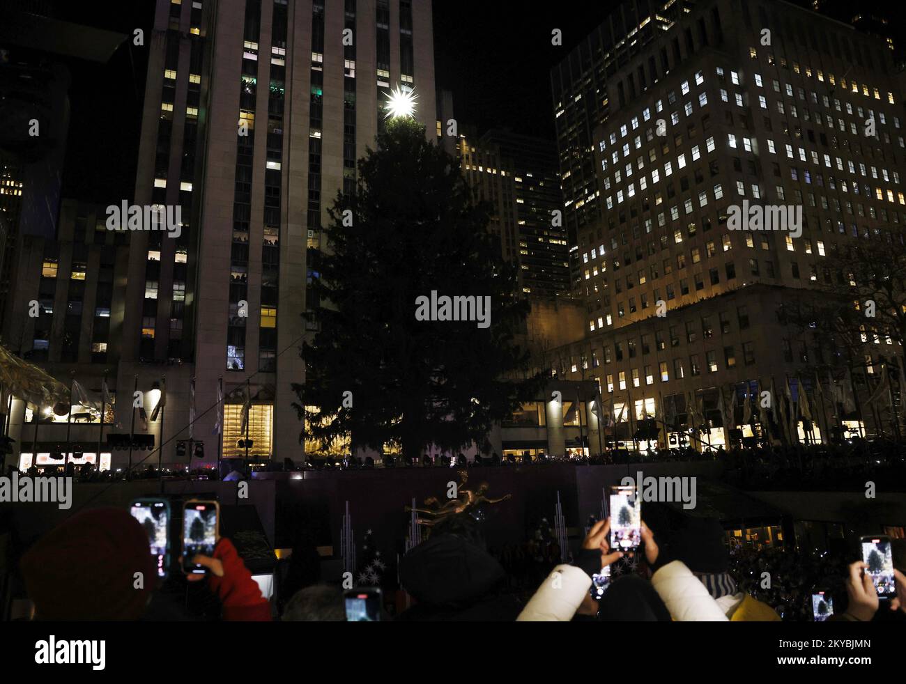 New York, United States. 30th Nov, 2022. The star lights up before the ...